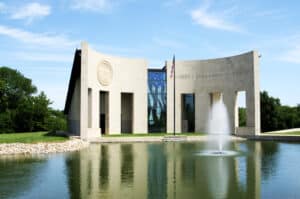 15 Best Things to Do in Lawrence (Kansas) - The Crazy Tourist